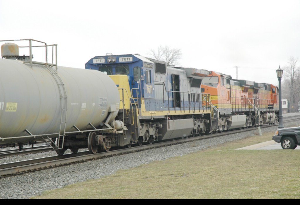 CSX 7611, East on CSX